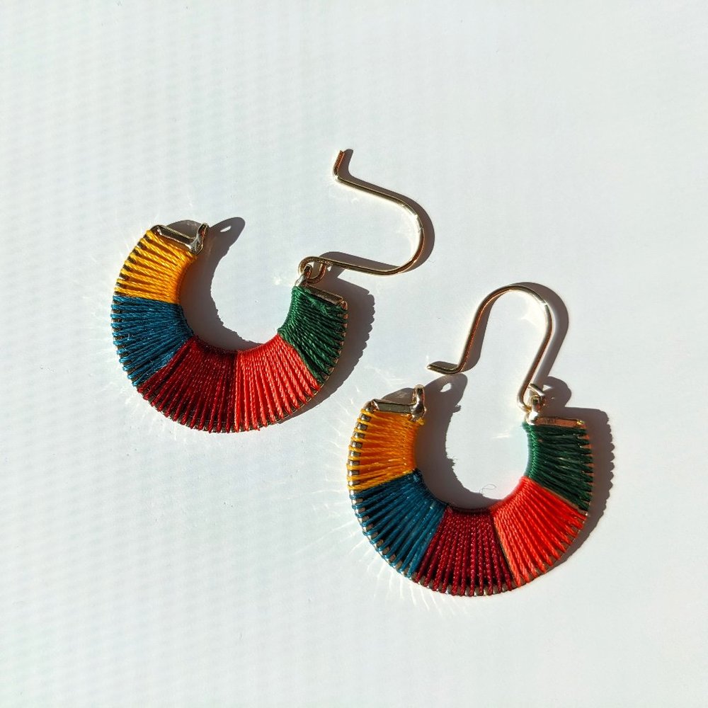 Vintage 1970s / 1980s Gold Tone And String Hoop Earri… - Gem